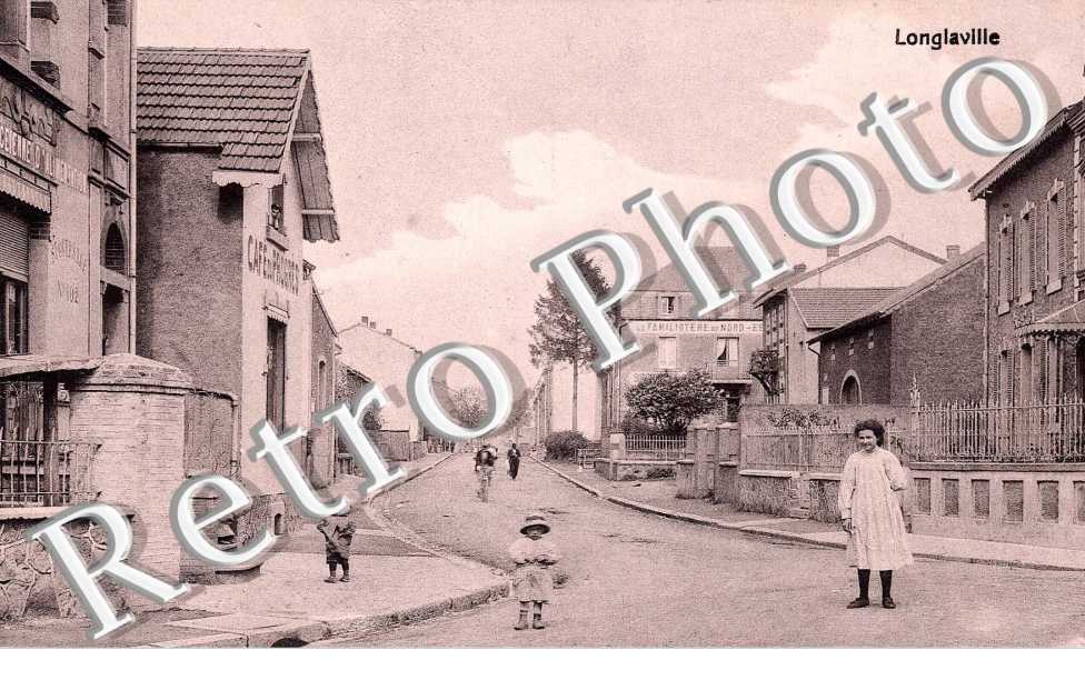 photo de village une rue Café du Progrés Le familistère du Nord-Est 54 ...