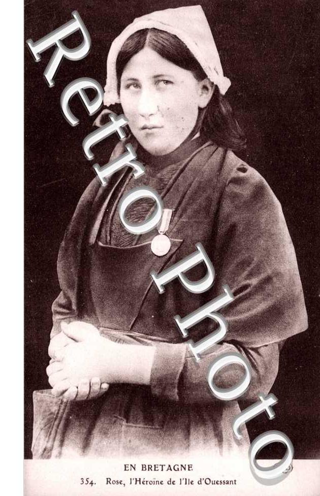 photo carte postale ancienne Rose Heroine de l'Ile 29 OUESSANT