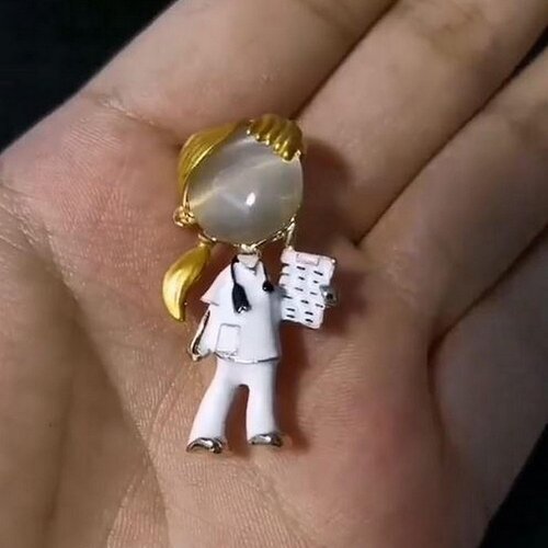 Broche bijou infirmière médical en acier. - Un grand marché