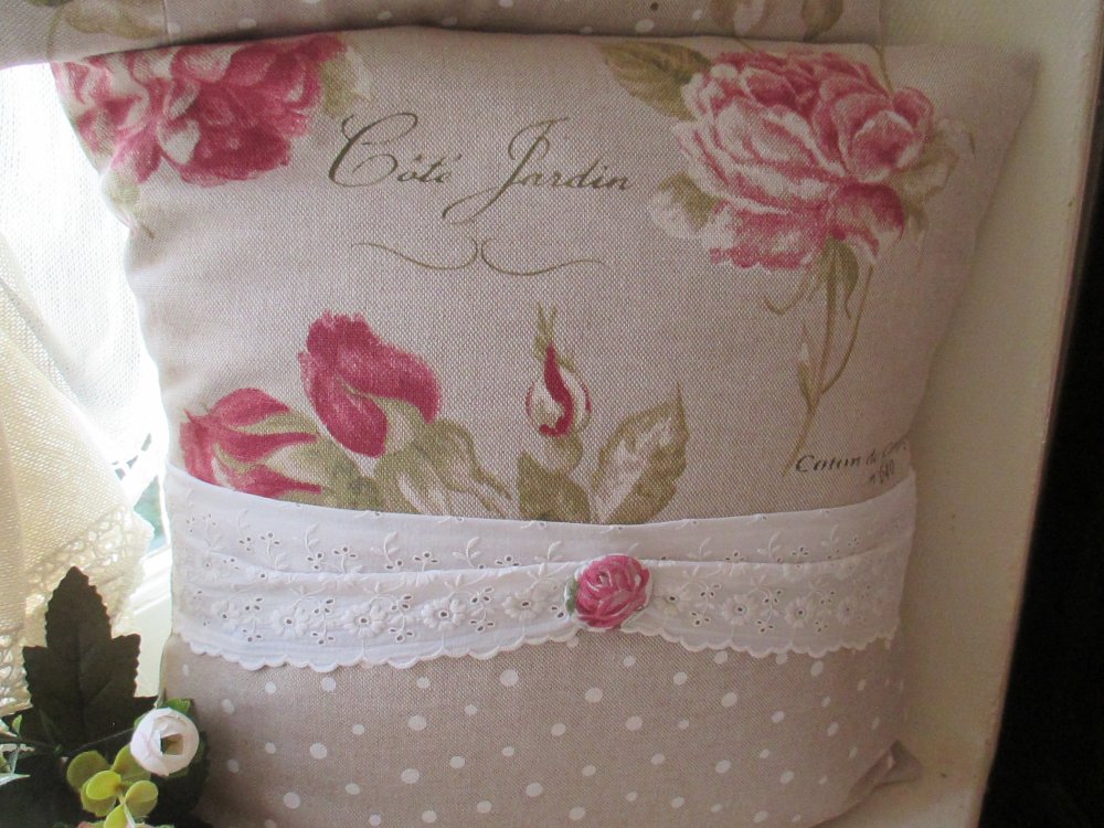 Coussin housse " m'zelle rose " création - au grenier cosy - - Un grand ...