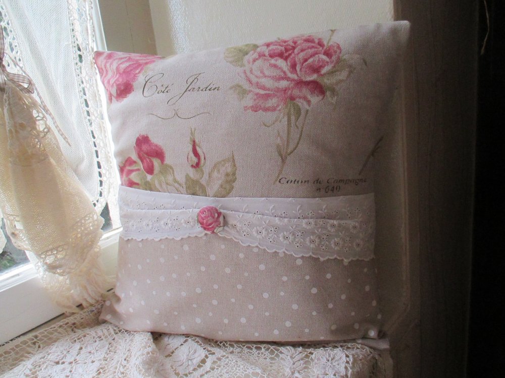 Coussin housse " m'zelle rose " création - au grenier cosy - - Un grand ...