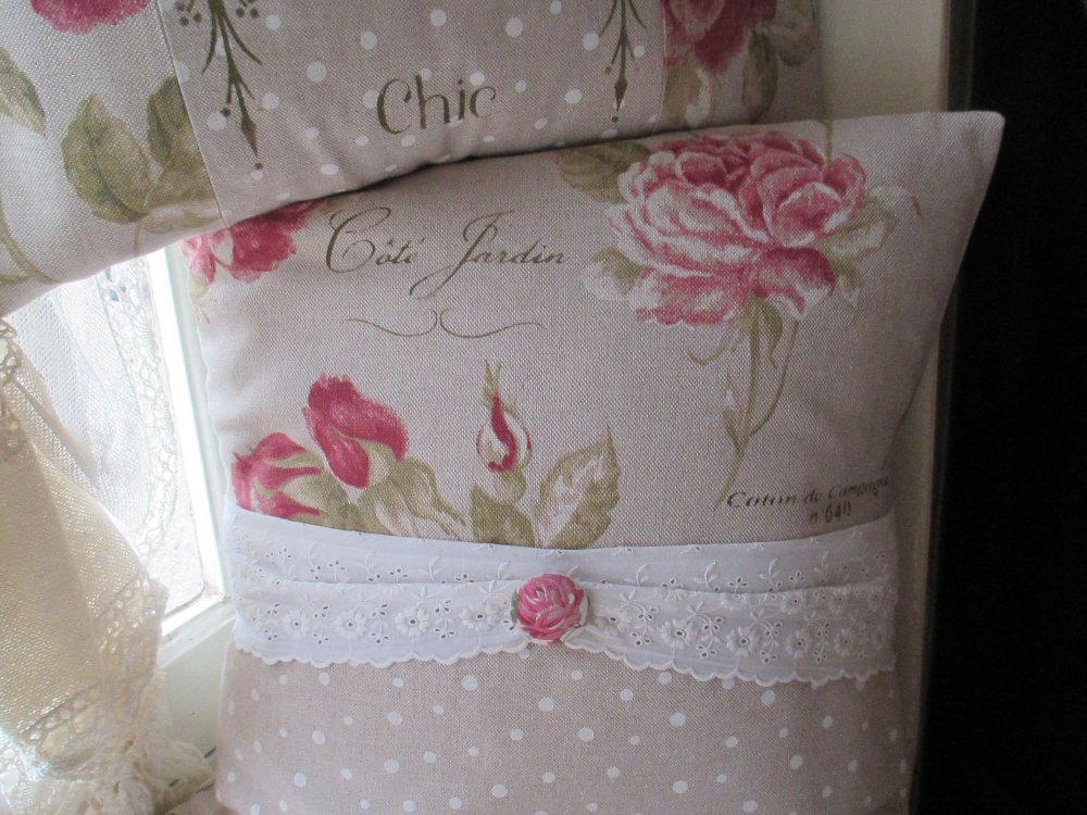 Coussin housse " m'zelle rose " création - au grenier cosy - - Un grand ...
