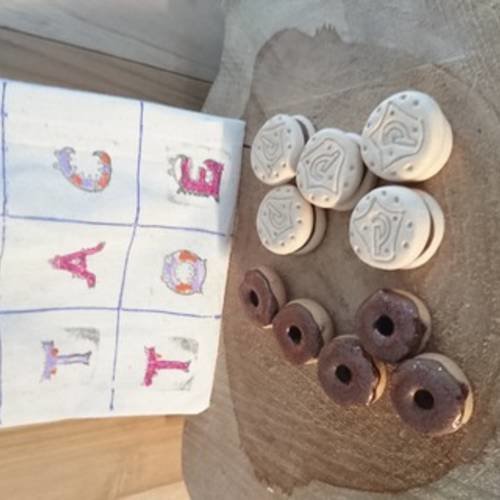 Jeu de morpion tic tac toe prince et donuts - Un grand marché