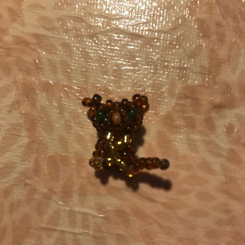 Chat marron en perles de rocaille - Un grand marché