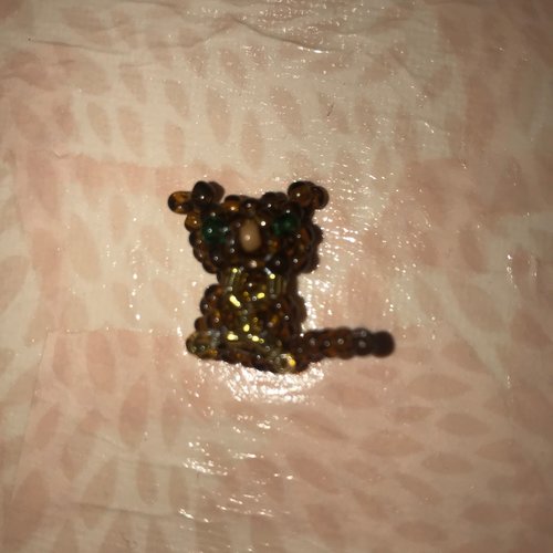 Chat marron en perles de rocaille - Un grand marché