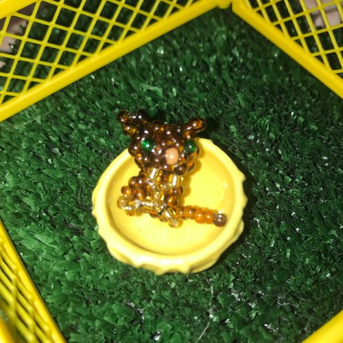 Chat marron en perles de rocaille - Un grand marché