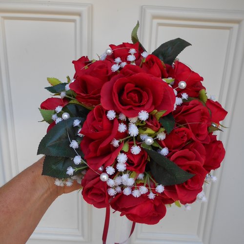 Bouquet de mariée rond romantique - roses rouges et gypsophile - Un ...
