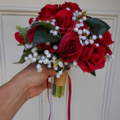 Bouquet de mariée rond romantique - roses rouges et gypsophile - Un ...