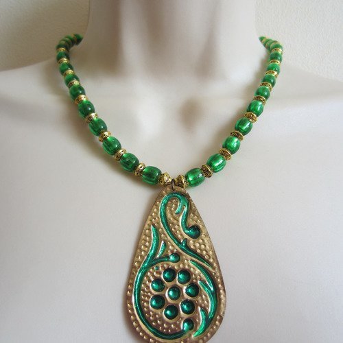 Collier vert et doré - Un grand marché