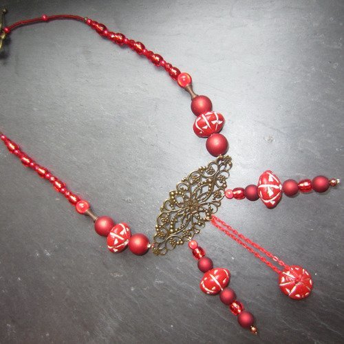 Collier rouge et bronze avec pendentif - Un grand marché