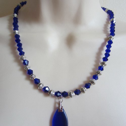Collier avec pendentif en pierre bleue - Un grand marché