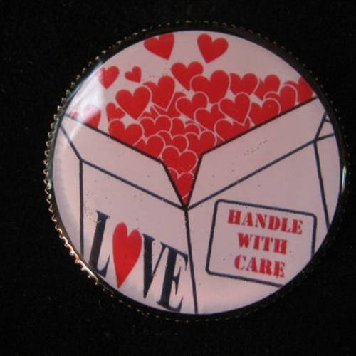 Broche fantaisie, love attention fragile, sertie en résine / diamètre ...