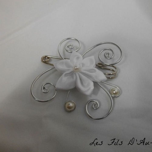 Attache traine fleur en satin blanche et fils aluminium argenté - Un ...