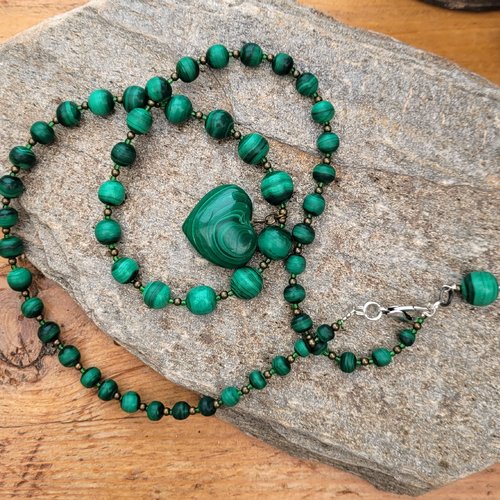 Un long collier et le pendentif coeur avec splendides perles en ...