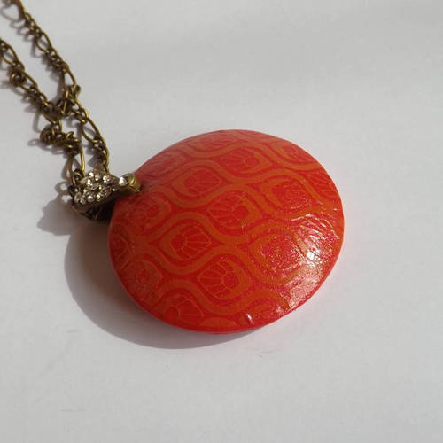 Collier en pâte polymère rouge - Un grand marché