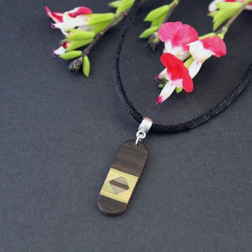 Collier homme en bois batonnet noir et vert - Un grand marché