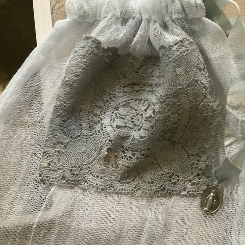 Pochette en filet de coton bleu ciel avec application - Un grand marché