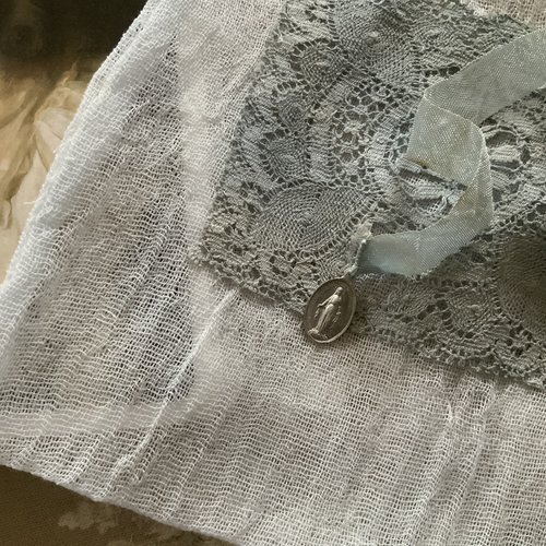 Pochette en filet de coton bleu ciel avec application - Un grand marché