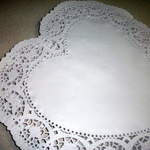 100 napperons en papier dentelle coeur de motif roses et papillons 28cm ...