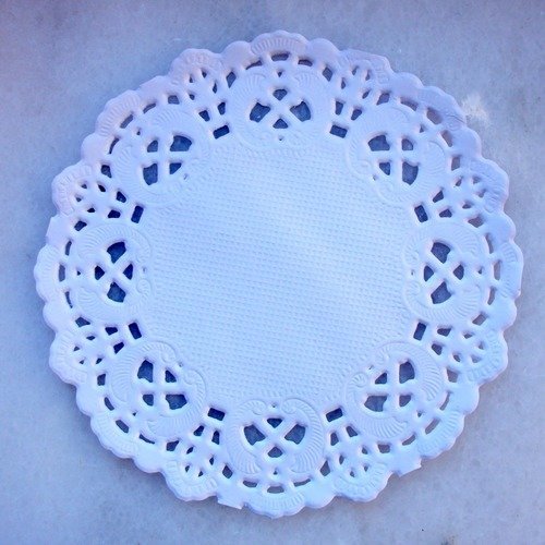 100 petits napperons en papier dentelle 9cm motifs fleurs diamètre pour ...