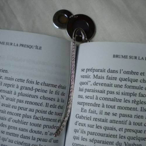 Marque-page en métal argenté et ses pendentifs métal - Un grand marché