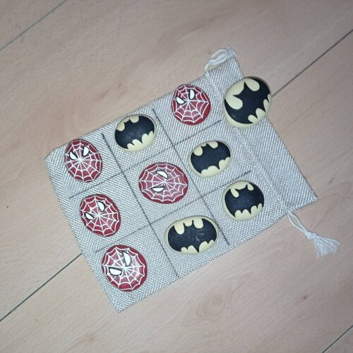 Jeu de morpion tic tac toe spiderman et batman galets peints à la main ...
