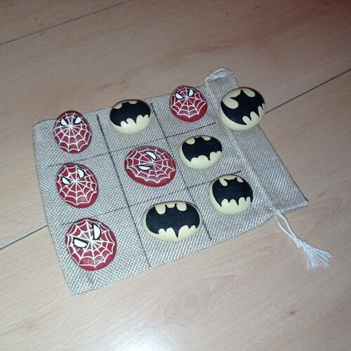Jeu de morpion tic tac toe spiderman et batman galets peints à la main ...