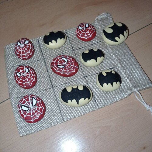 Jeu de morpion tic tac toe spiderman et batman galets peints à la main ...